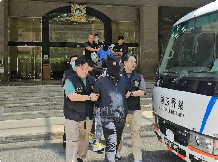 澳门警察街头执行任务时突然被抢劫，九名男子一拥而上将其围堵，勒住脖子扇巴掌抢走手机 - 云涯社区